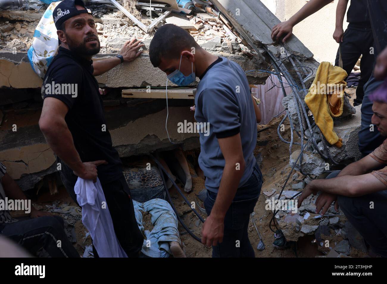 Rafah, Gaza. 25th Oct, 2023. Palestinian rescuers remove the rubble of ...