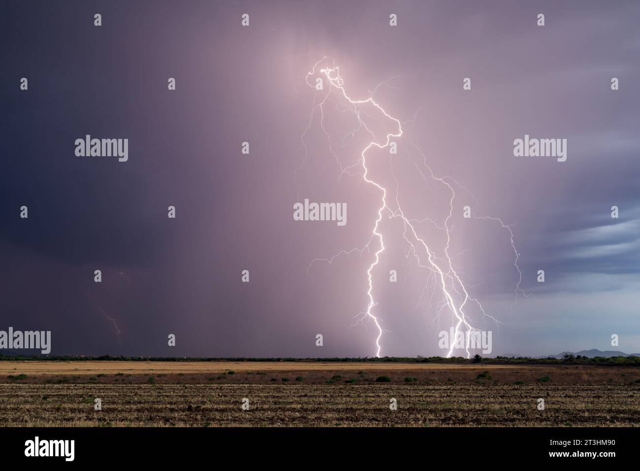 Dramatic lightning bolts strike from a monsoon thunderstorm near Tucson ...
