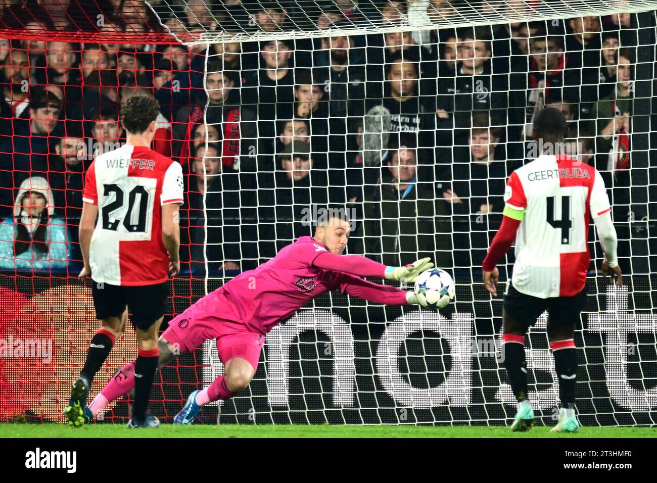 ROTTERDAM - Feyenoord goalkeeper Justin Bijlow during the UEFA Champions League group E match ...