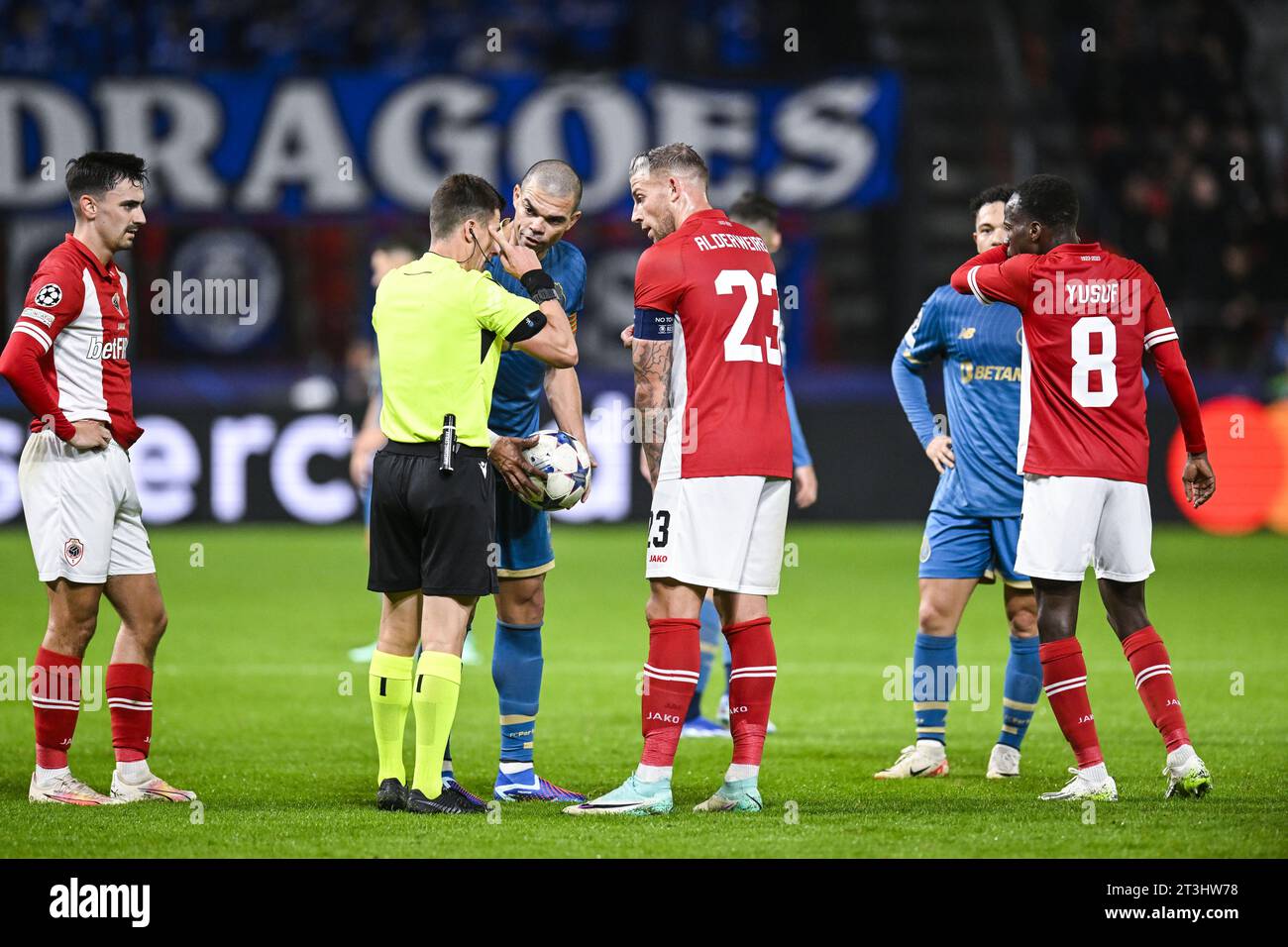 Argue ref football hi-res stock photography and images - Alamy