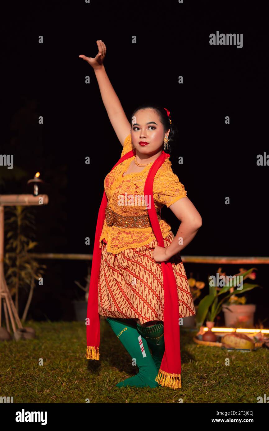 Indonesian women wearing traditional dance costumes called kebaya and ...