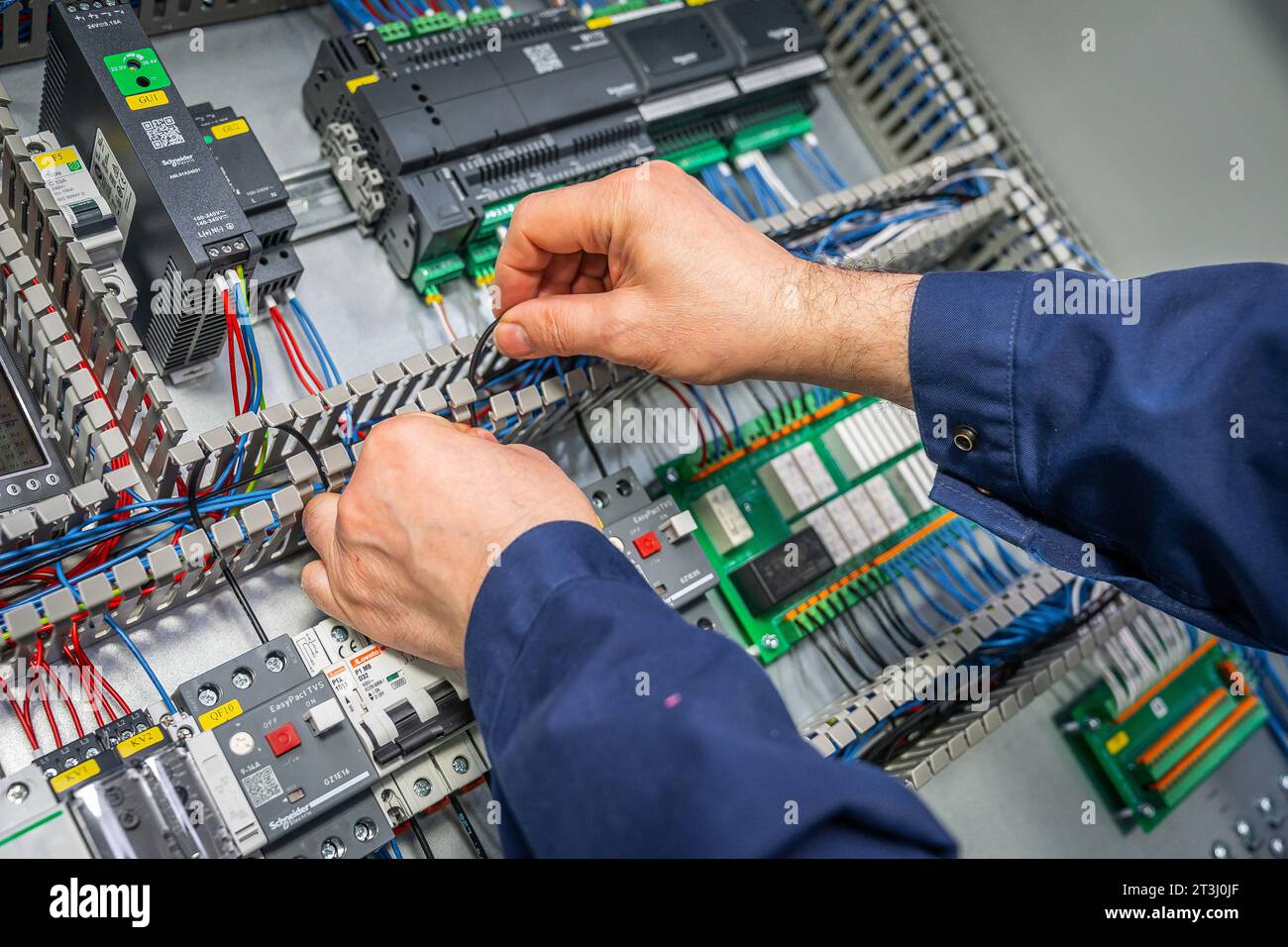Engineer testing steel hi-res stock photography and images - Alamy