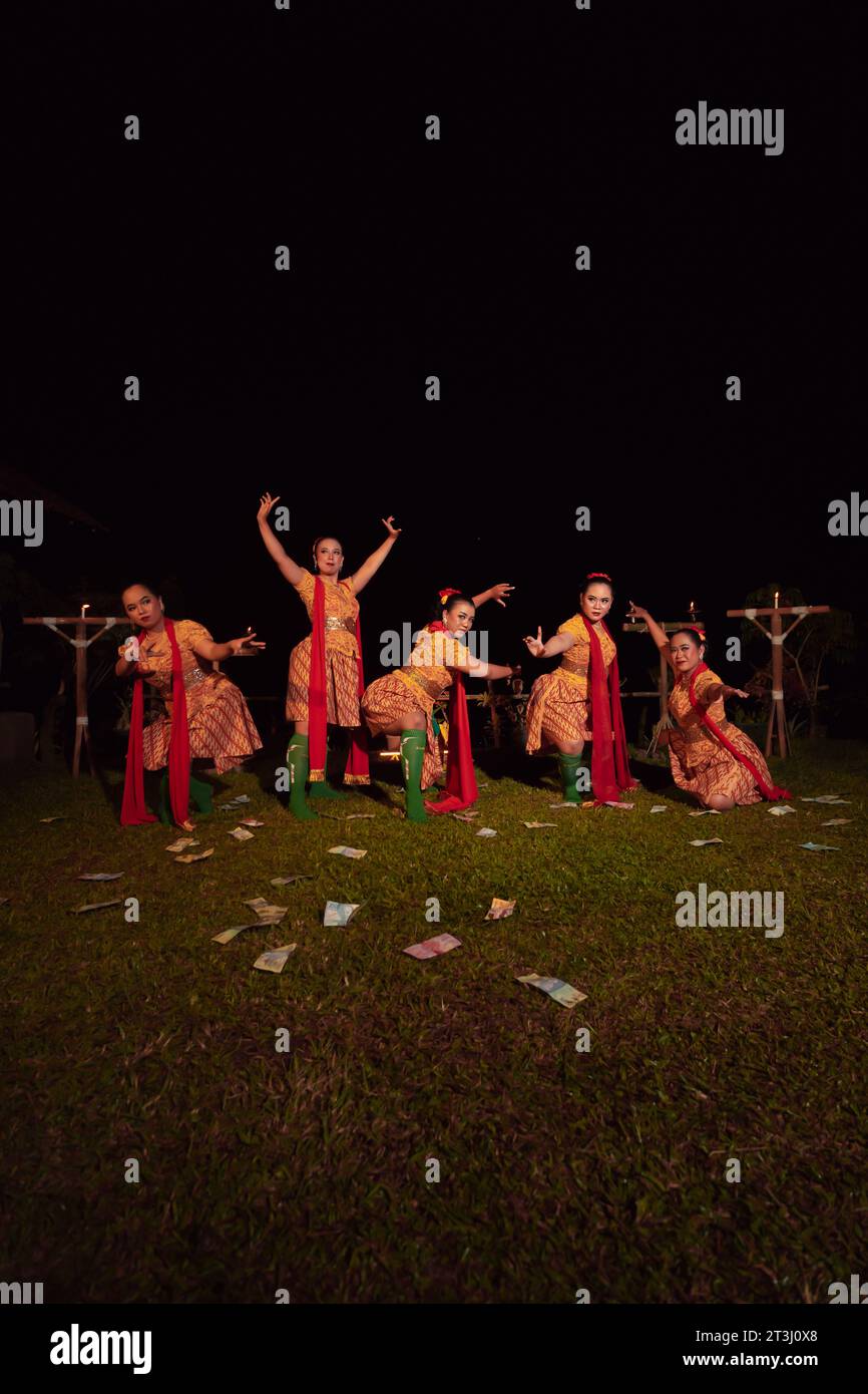 Javanese dancers with beautiful makeup and traditional costume while ...