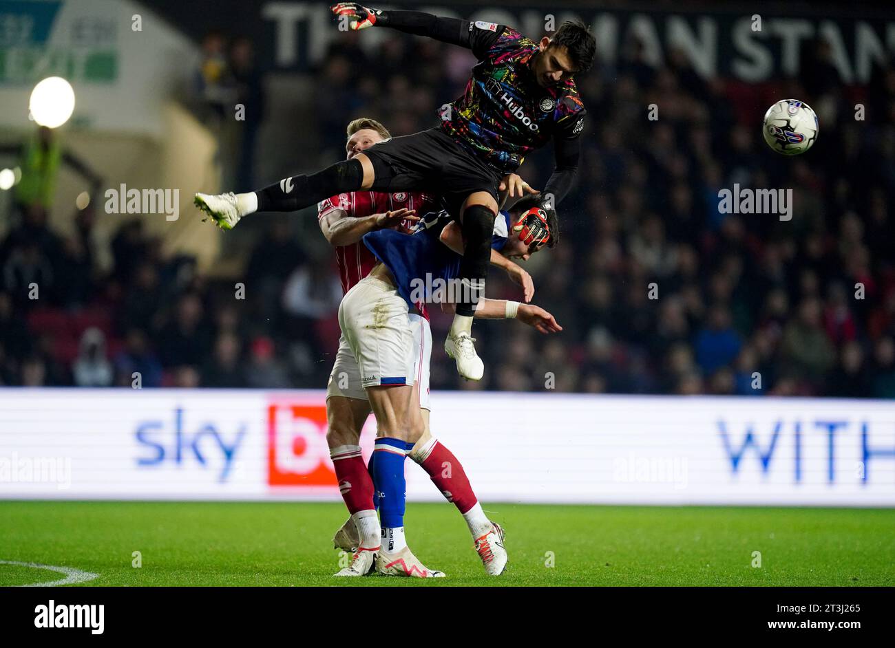 Bristol City goalkeeper Max O'Leary clashes with Ipswich Town's George ...