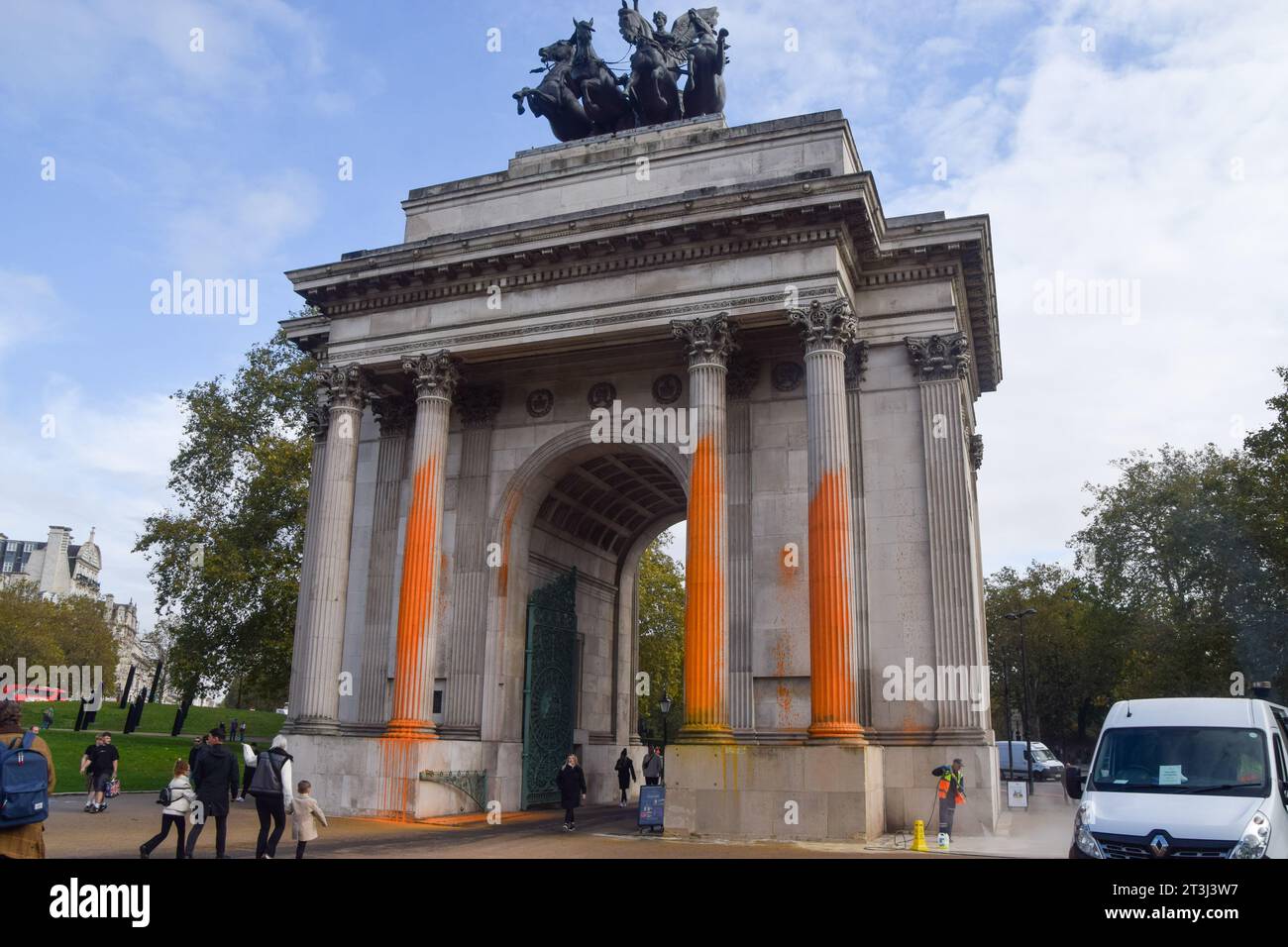London, UK. 25th October 2023. Wellington Arch at Hyde Park Corner ...