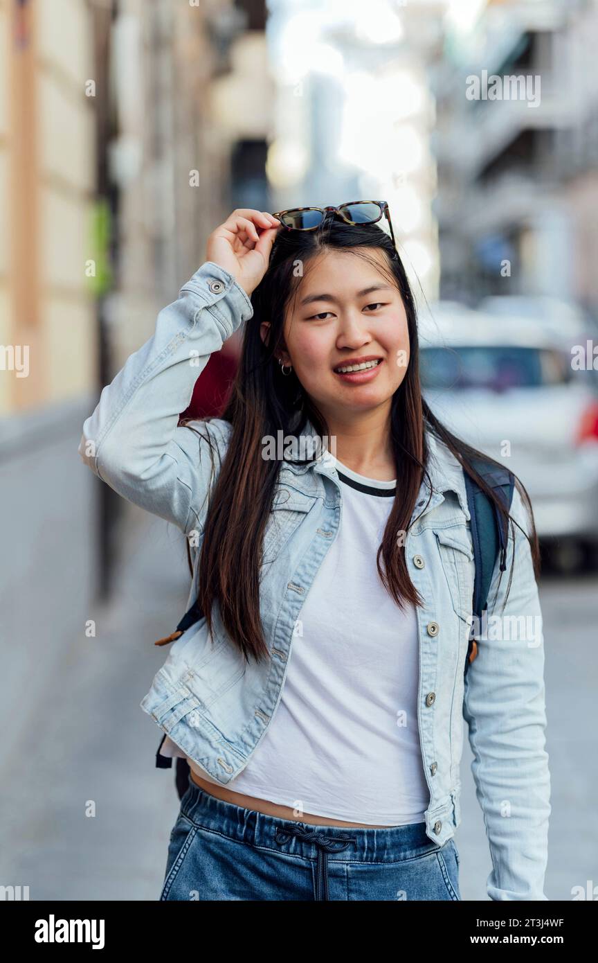 Woman traveling alone in the city Stock Photo - Alamy