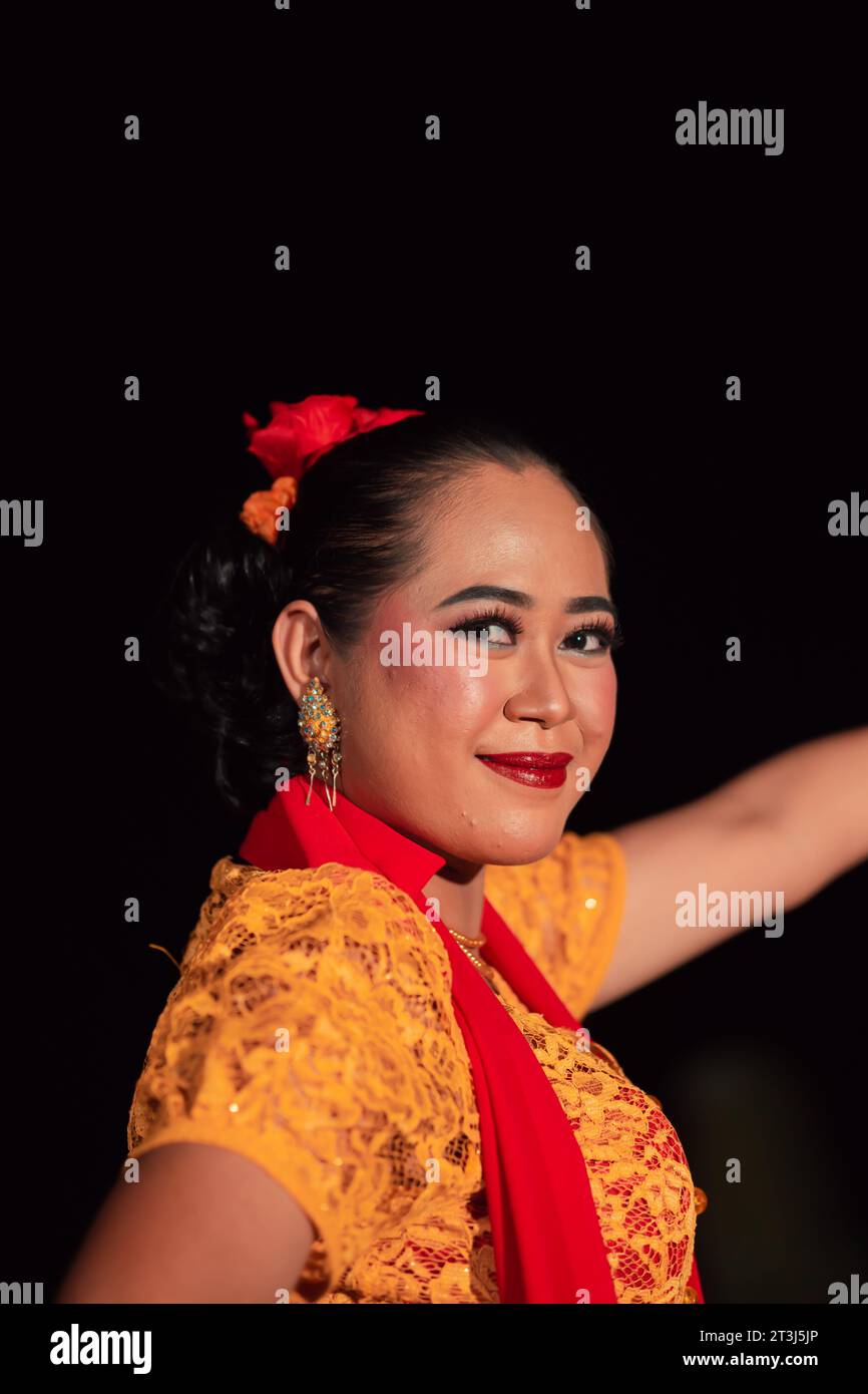Close-up face of a Balinese woman during the traditional dance ...