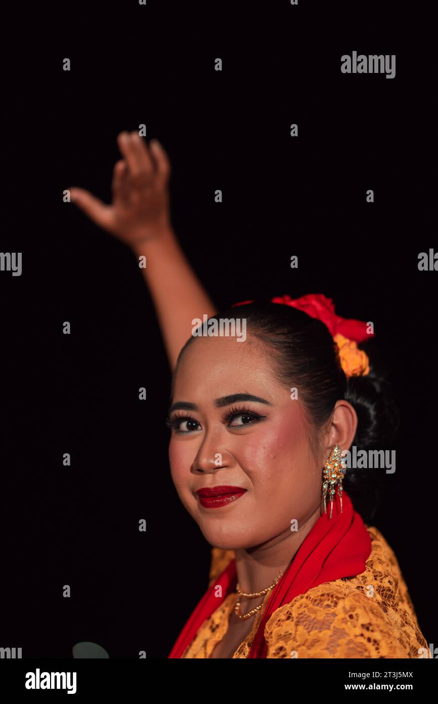 Close-up face of a Balinese woman during the traditional dance ...