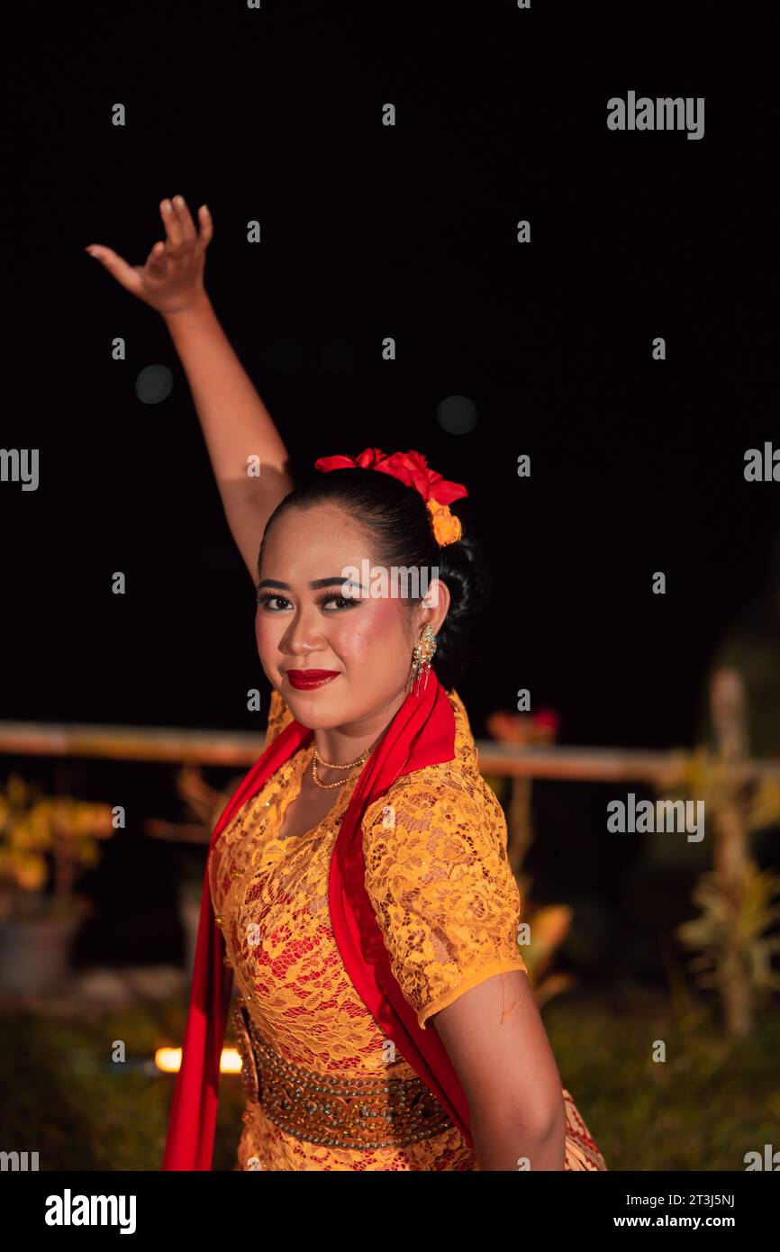 Close-up face of a Balinese woman during the traditional dance ...