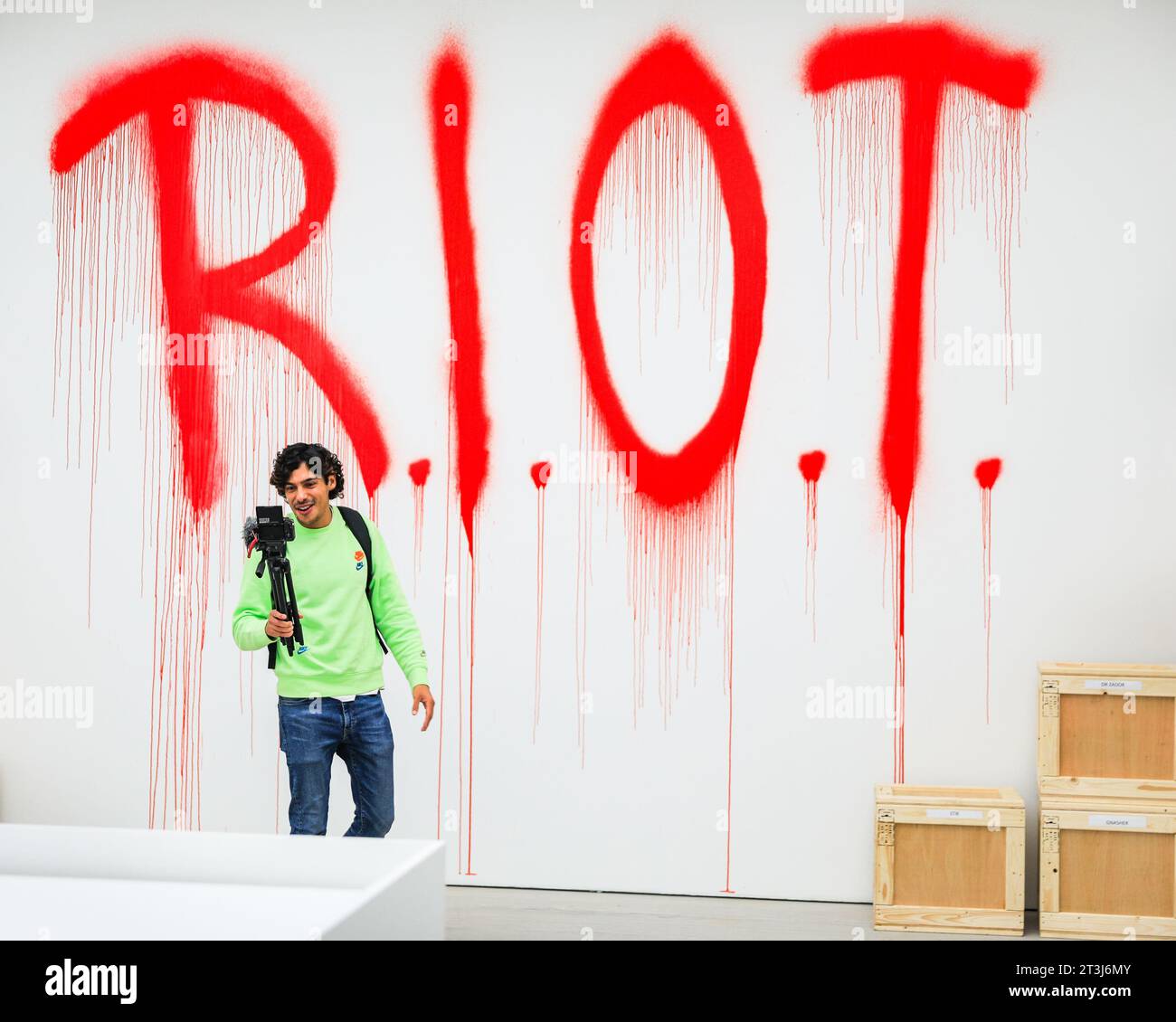 London, UK. 25th Oct, 2023. A media representative films himself with ...