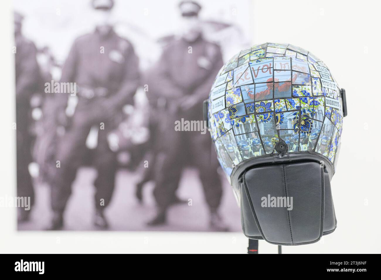 Police officers in riot gear hi-res stock photography and images - Alamy