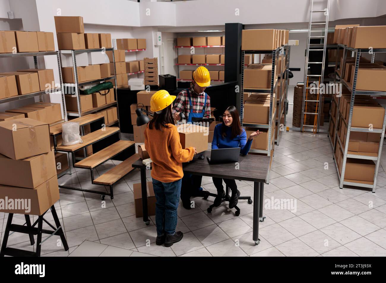 Shipment handlers hi-res stock photography and images - Alamy