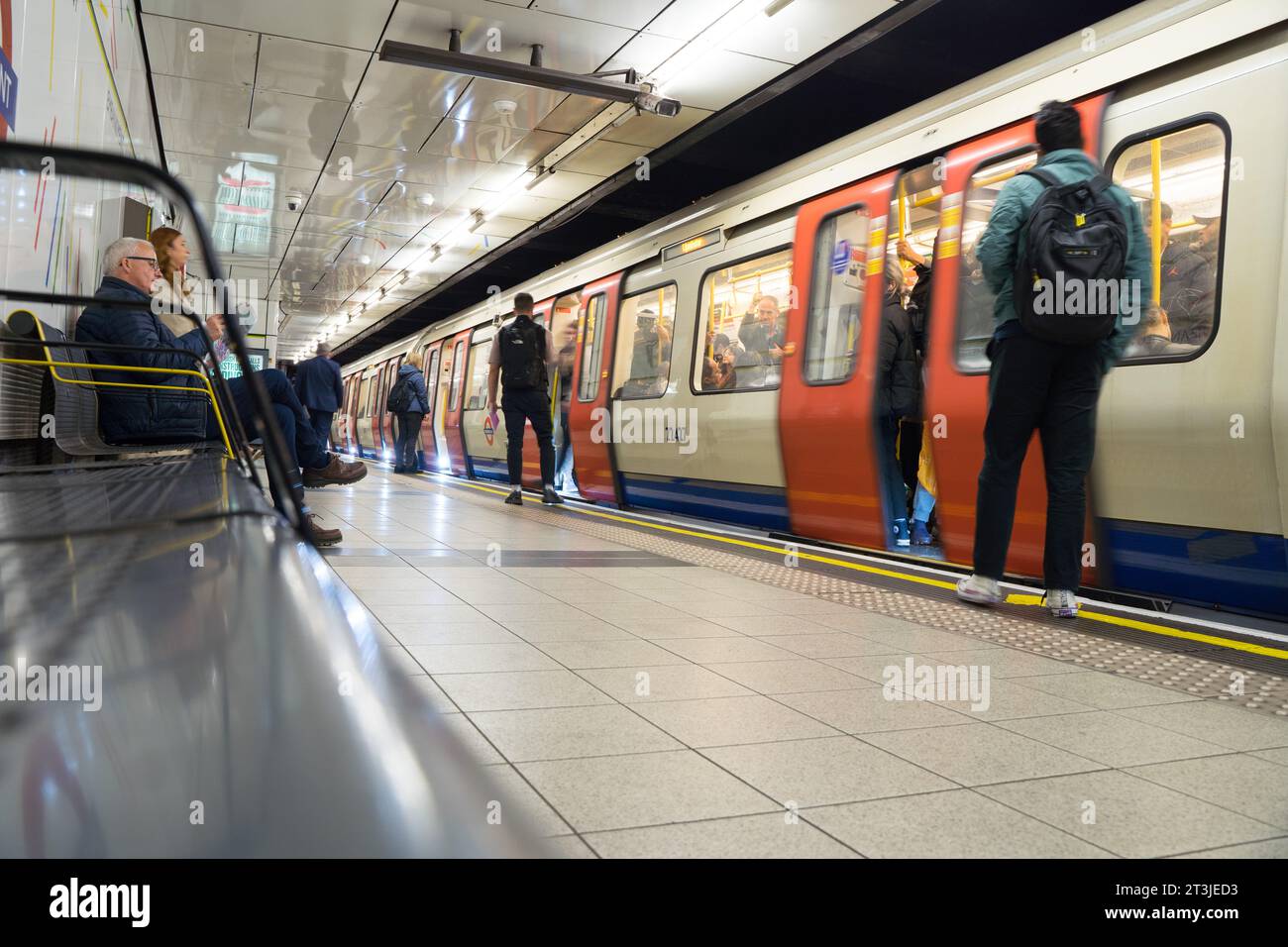 Tube strike october hi-res stock photography and images - Alamy