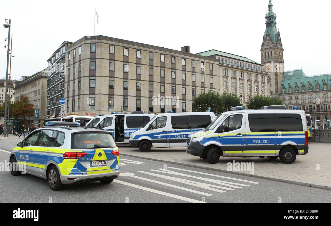 Einsatzwagen der Polizei stehen auf der Reesendammbrücke in der ...