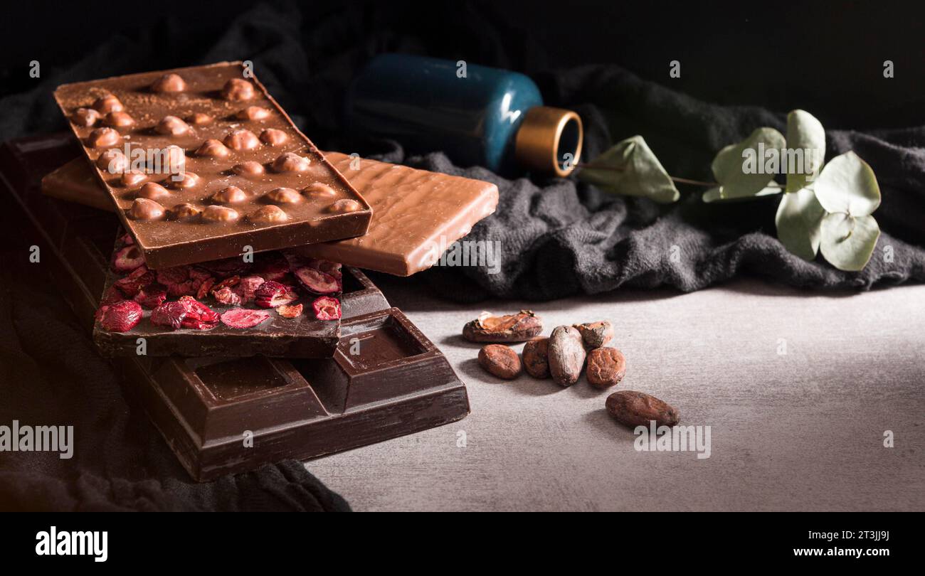 Close up chocolate bars with cocoa beans Stock Photo - Alamy