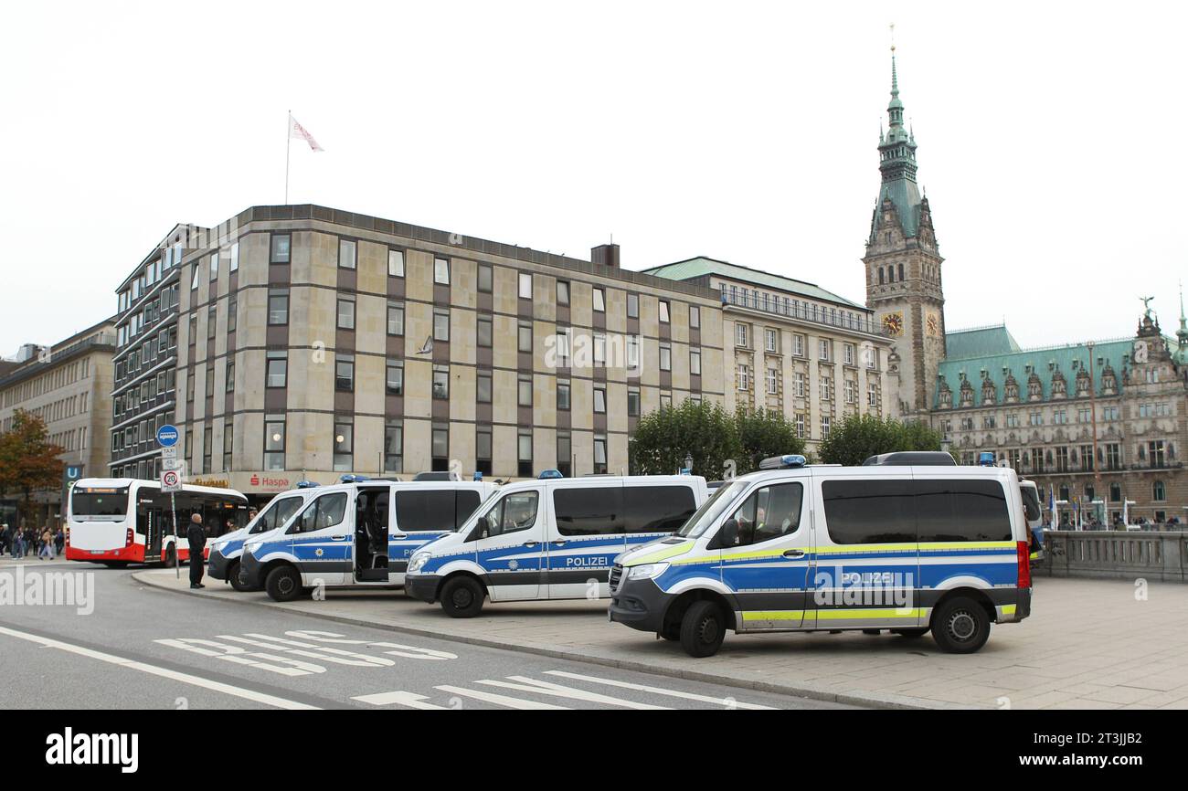 Einsatzwagen der Polizei stehen auf der Reesendammbrücke in der ...