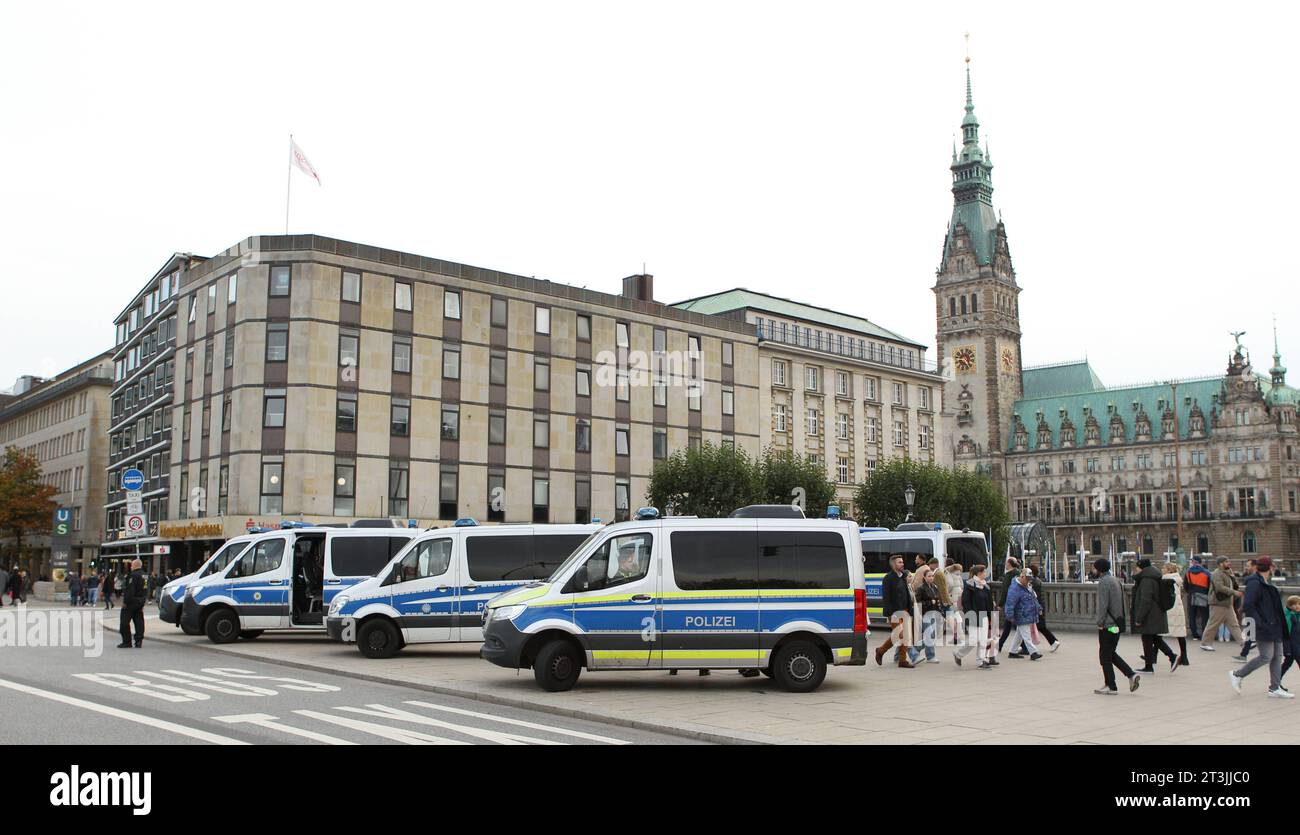 Einsatzwagen der Polizei stehen auf der Reesendammbrücke in der ...
