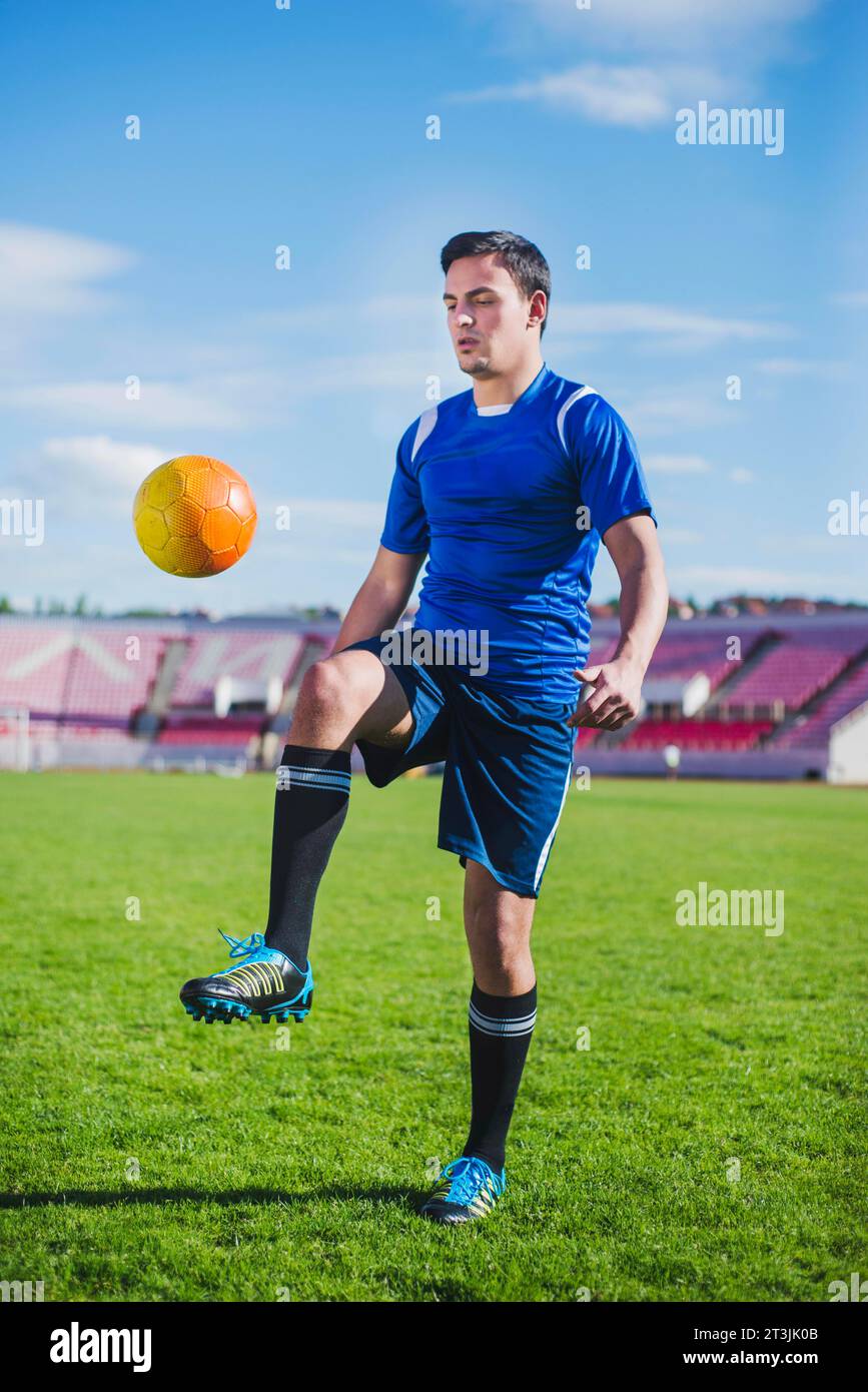 Male football player helmet hi-res stock photography and images - Alamy