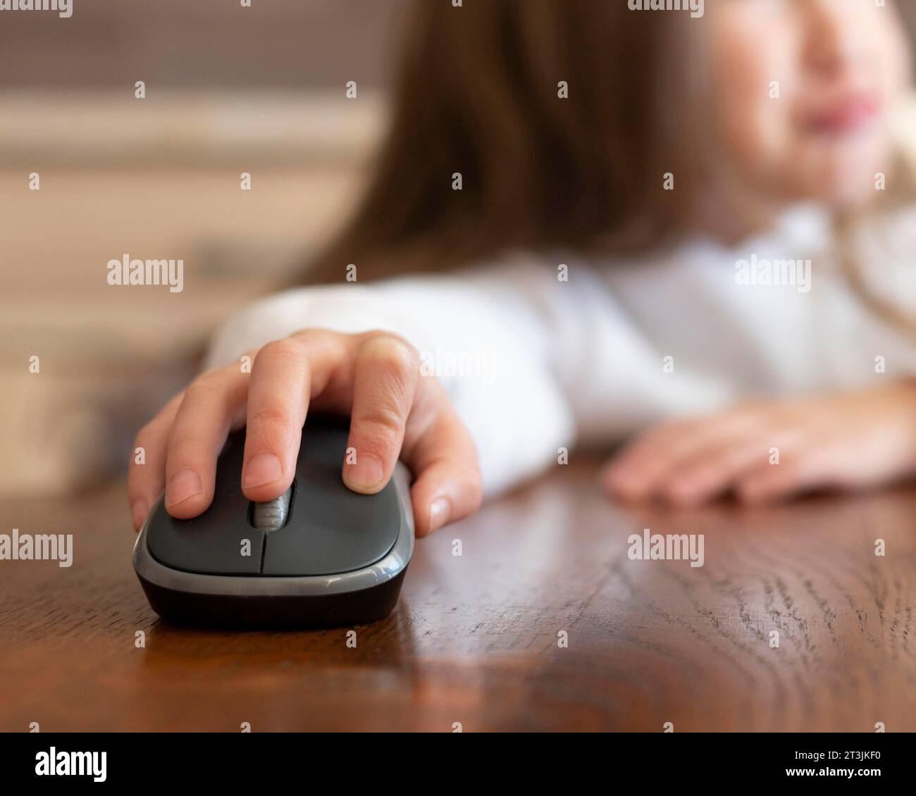 Little girl using computer mouse Stock Photo - Alamy