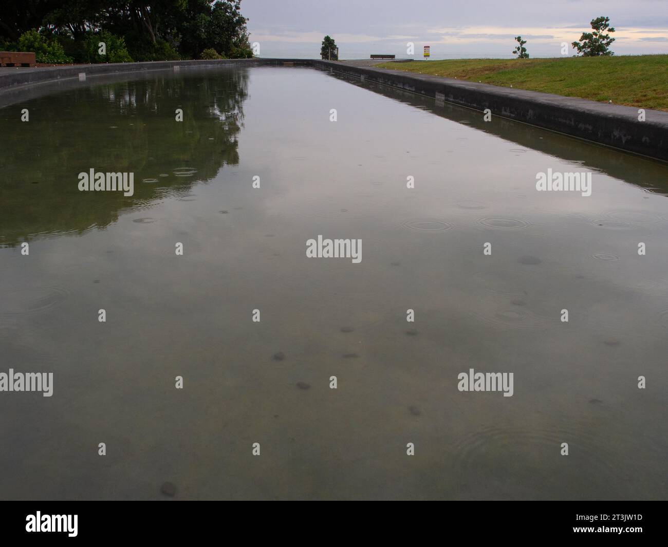 Reflections in a water feature hi-res stock photography and images - Alamy