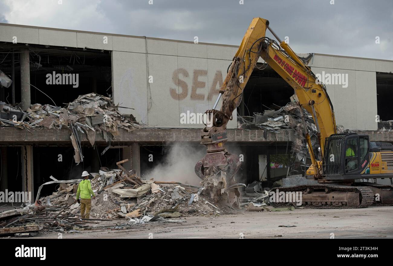 Ft. Lauderdale, Florida, USA. 24th Oct, 2023. Demolition work continues ...