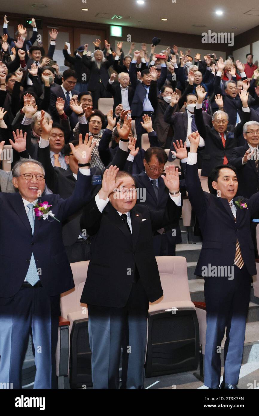 Korean independence fighter remembered Lee Jong-chan (C, front), head ...