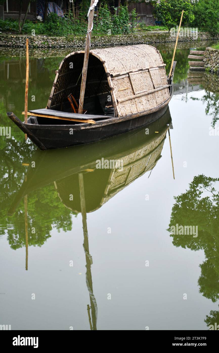 Traditional chinese fishing boat hi-res stock photography and images ...