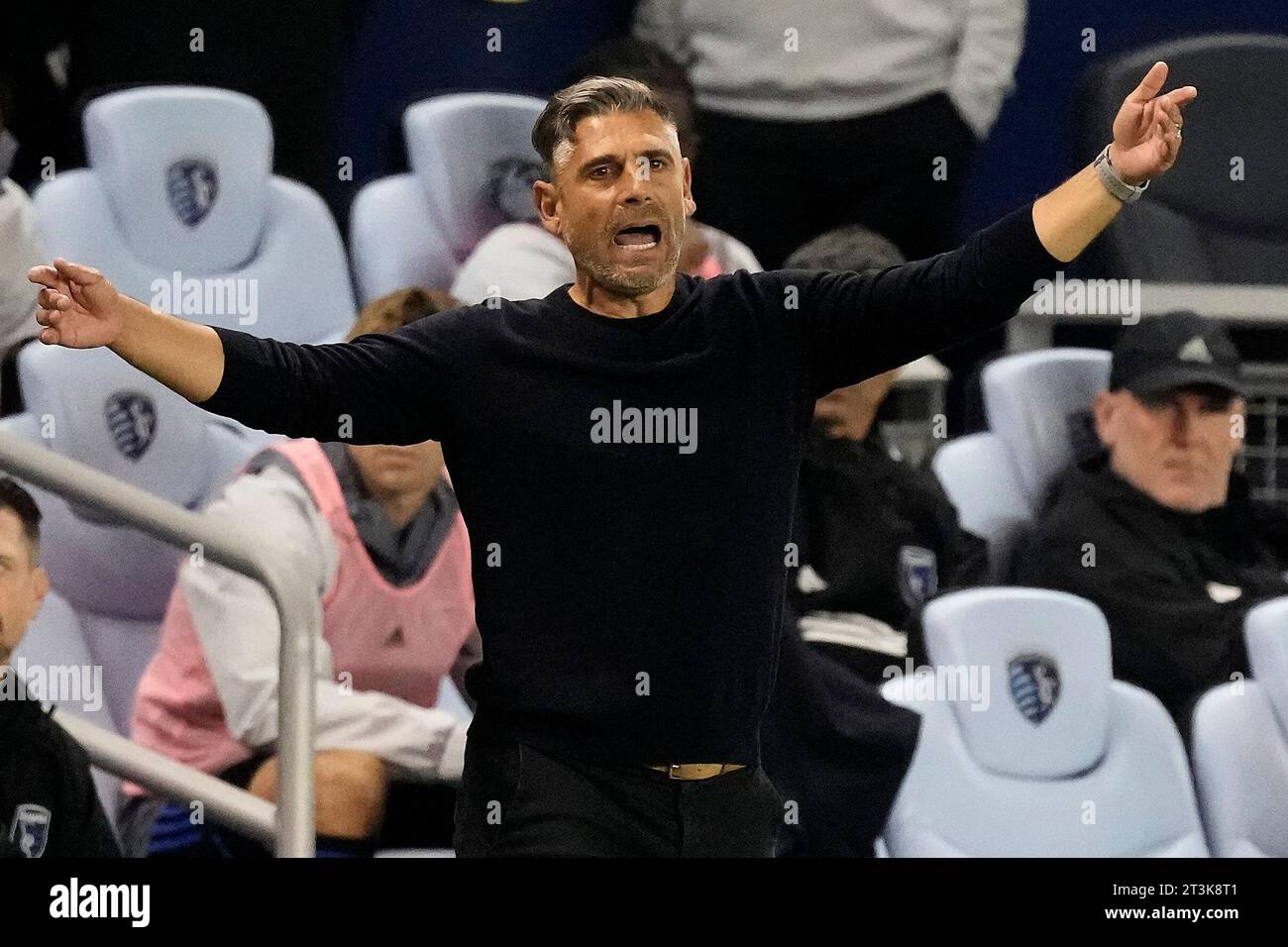 San Jose Earthquakes head coach Luchi Gonzalez talks to his players ...