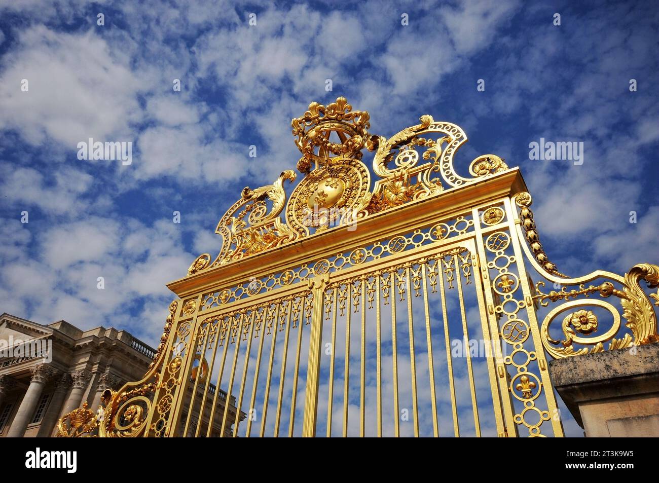 Photo of the golden gate of the palace of Versailles in Paris, France ...