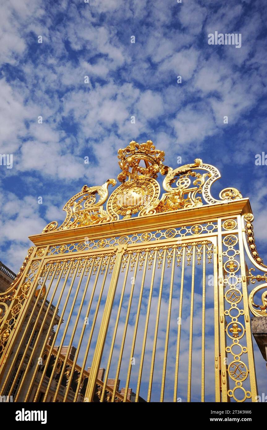 Photo of the golden gate of the palace of Versailles in Paris, France ...