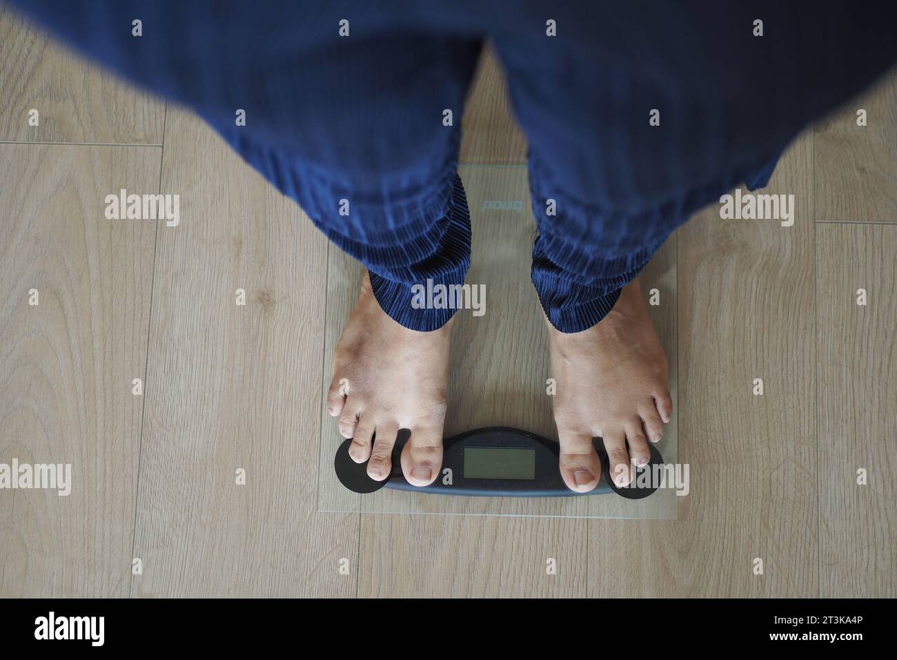 woman's feet on weight scale close up Stock Photo - Alamy