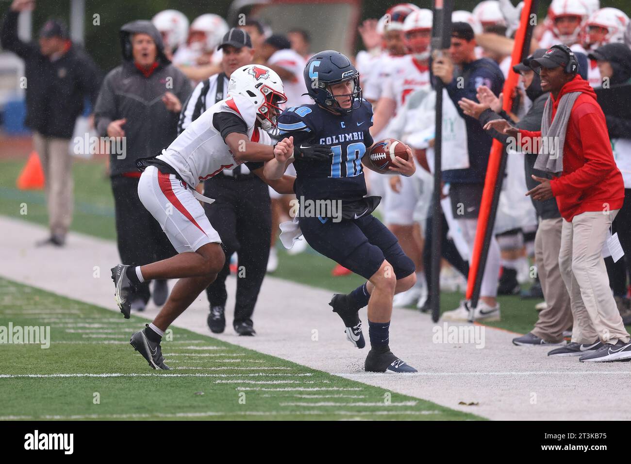 Quarterback in red uniforms runs hi-res stock photography and images ...