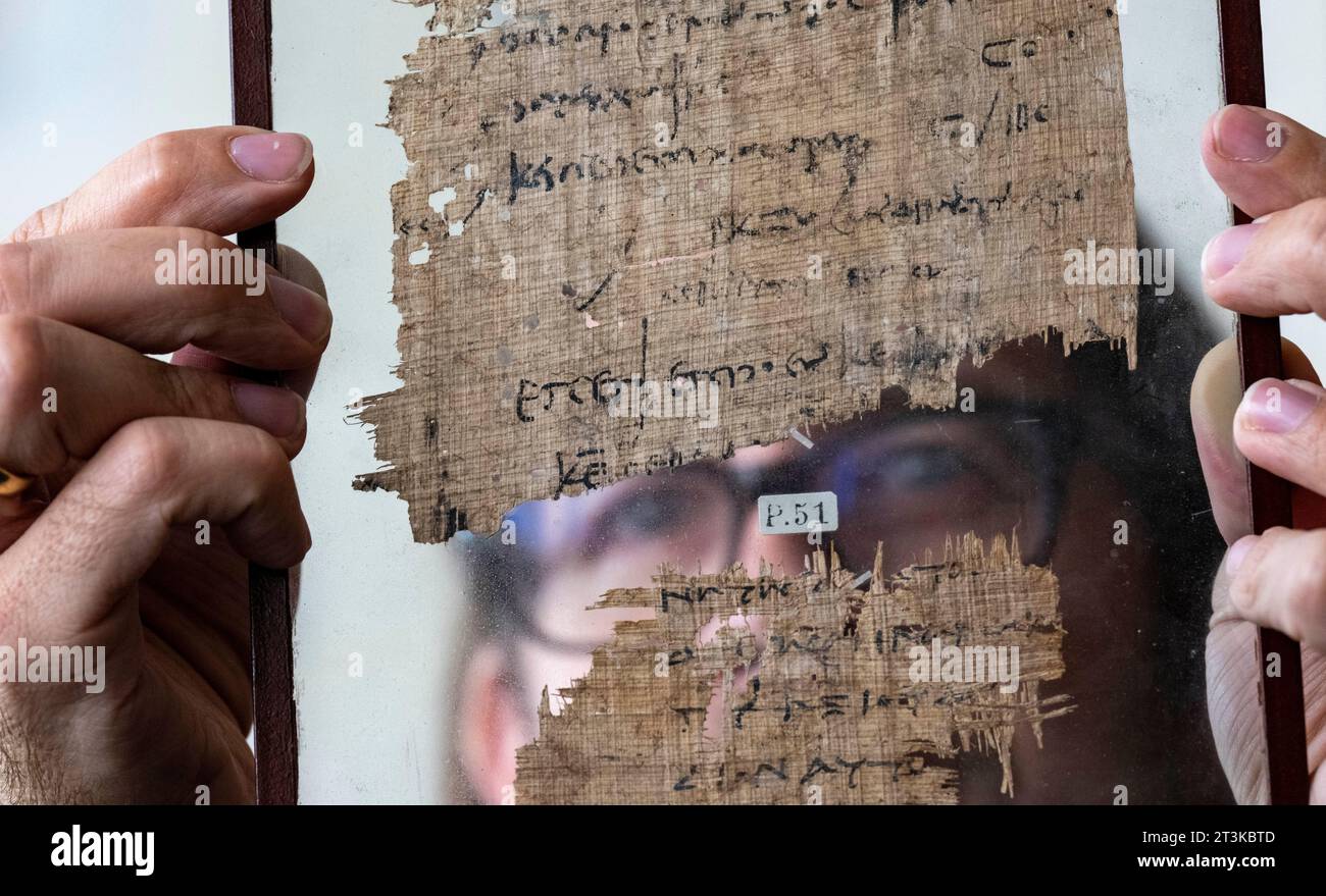 PRODUCTION - 23 October 2023, Saxony-Anhalt, Halle (Saale): A glass ...