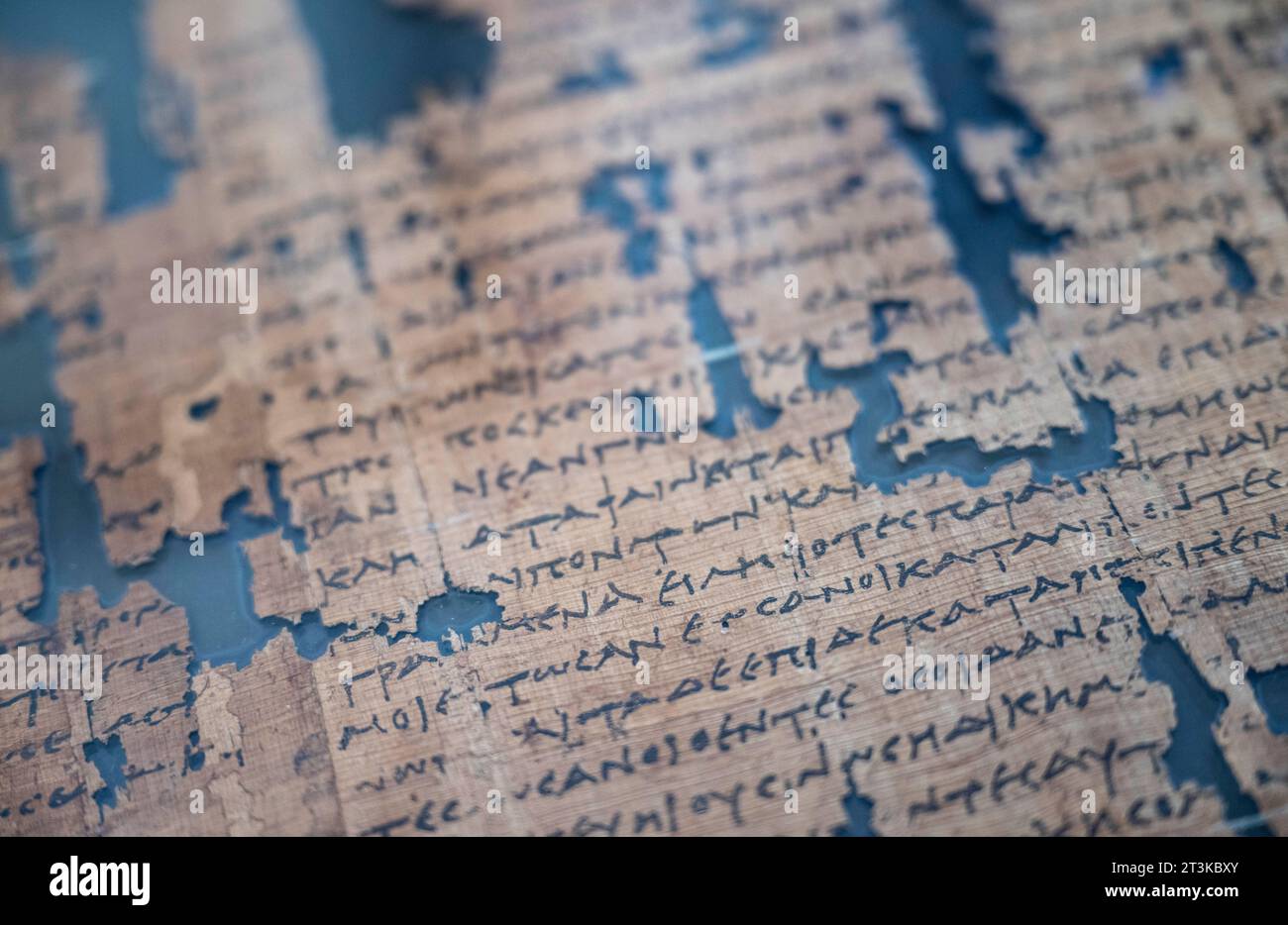 PRODUCTION - 23 October 2023, Saxony-Anhalt, Halle (Saale): A glass ...