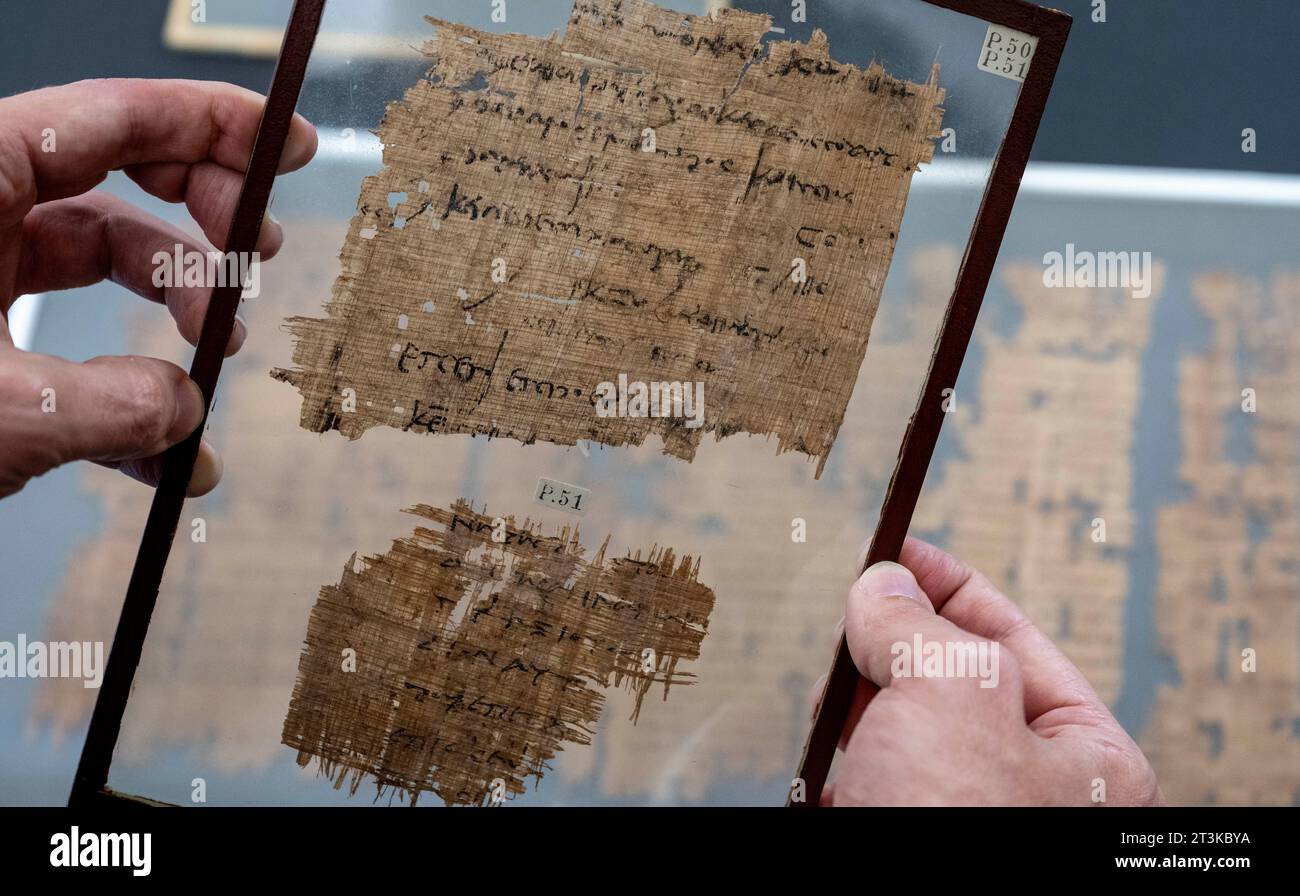 PRODUCTION - 23 October 2023, Saxony-Anhalt, Halle (Saale): A glass ...