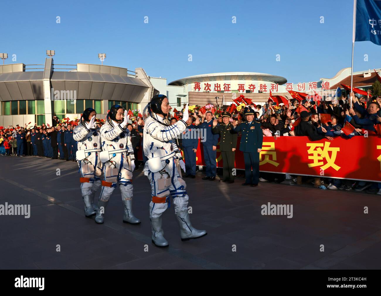 Jiuquan. 26th Oct, 2023. Chinese astronauts Tang Hongbo (front), Tang ...