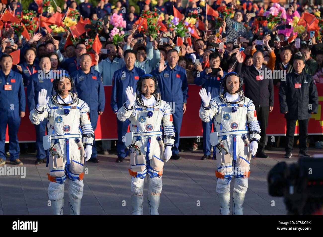Jiuquan. 26th Oct, 2023. Chinese astronauts Tang Hongbo (R), Tang ...