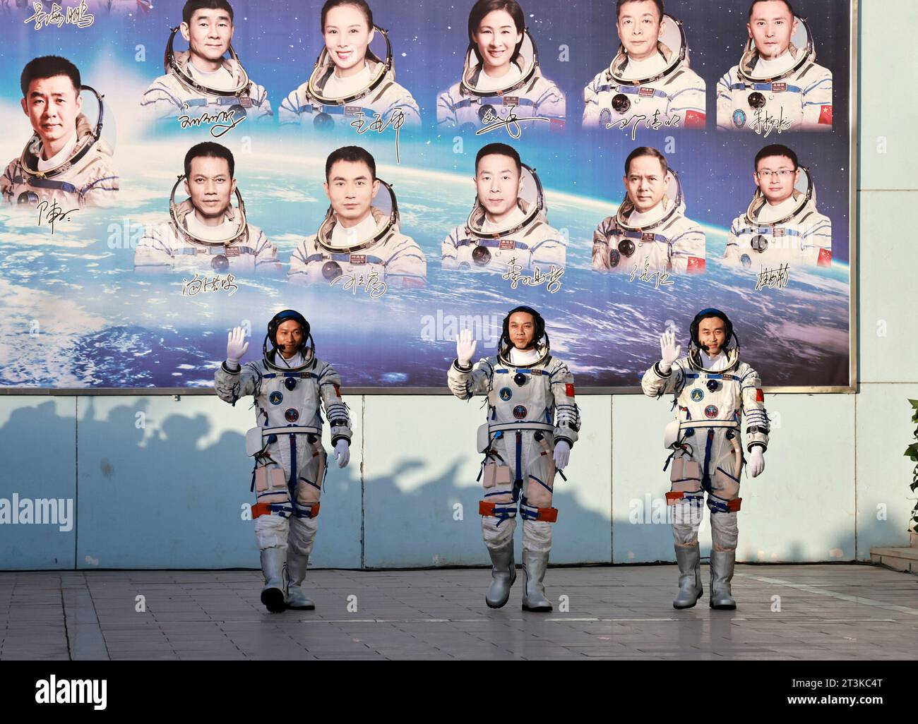 Jiuquan. 26th Oct, 2023. Chinese astronauts Tang Hongbo (C), Tang ...