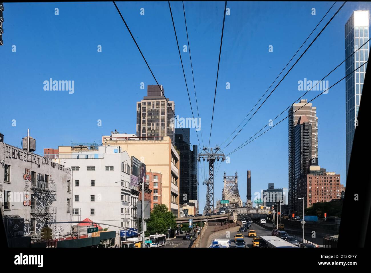 View of the Roosevelt Island Tramway, an aerial tramway in New York ...