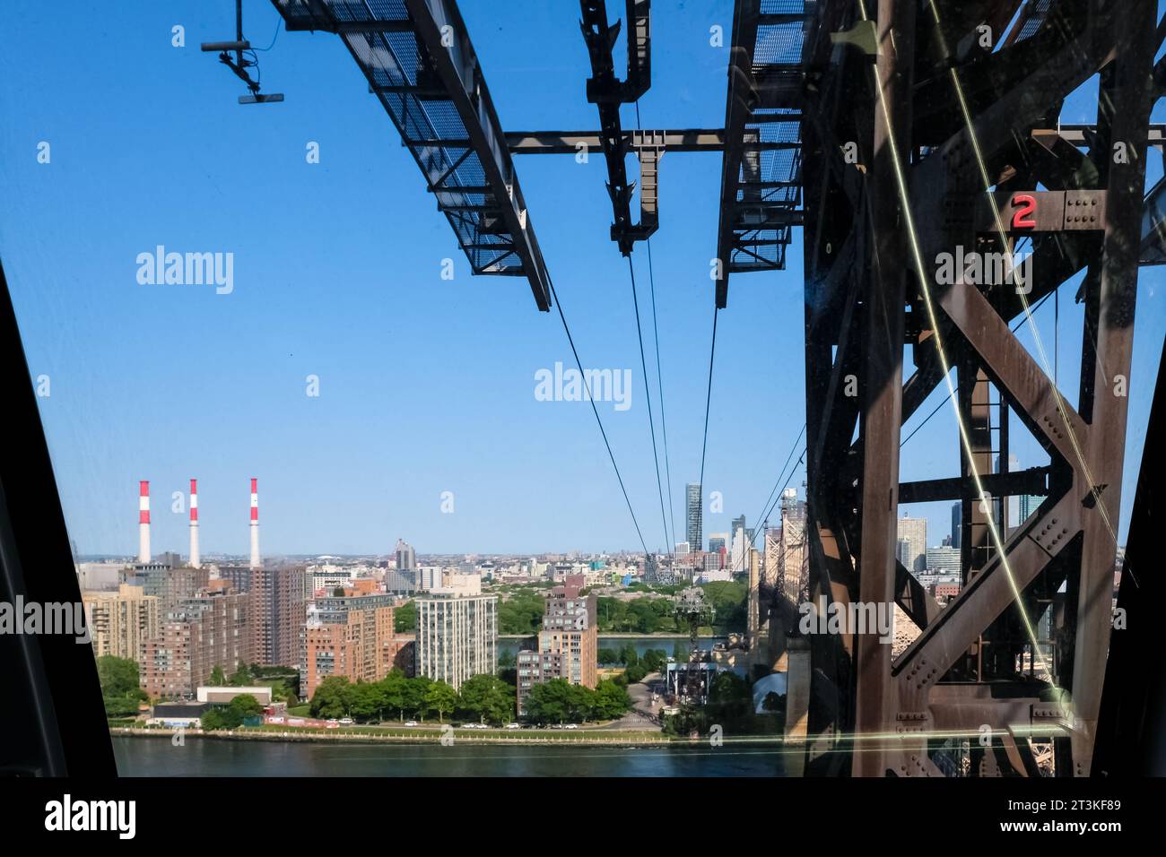 View of the Roosevelt Island Tramway, an aerial tramway in New York ...