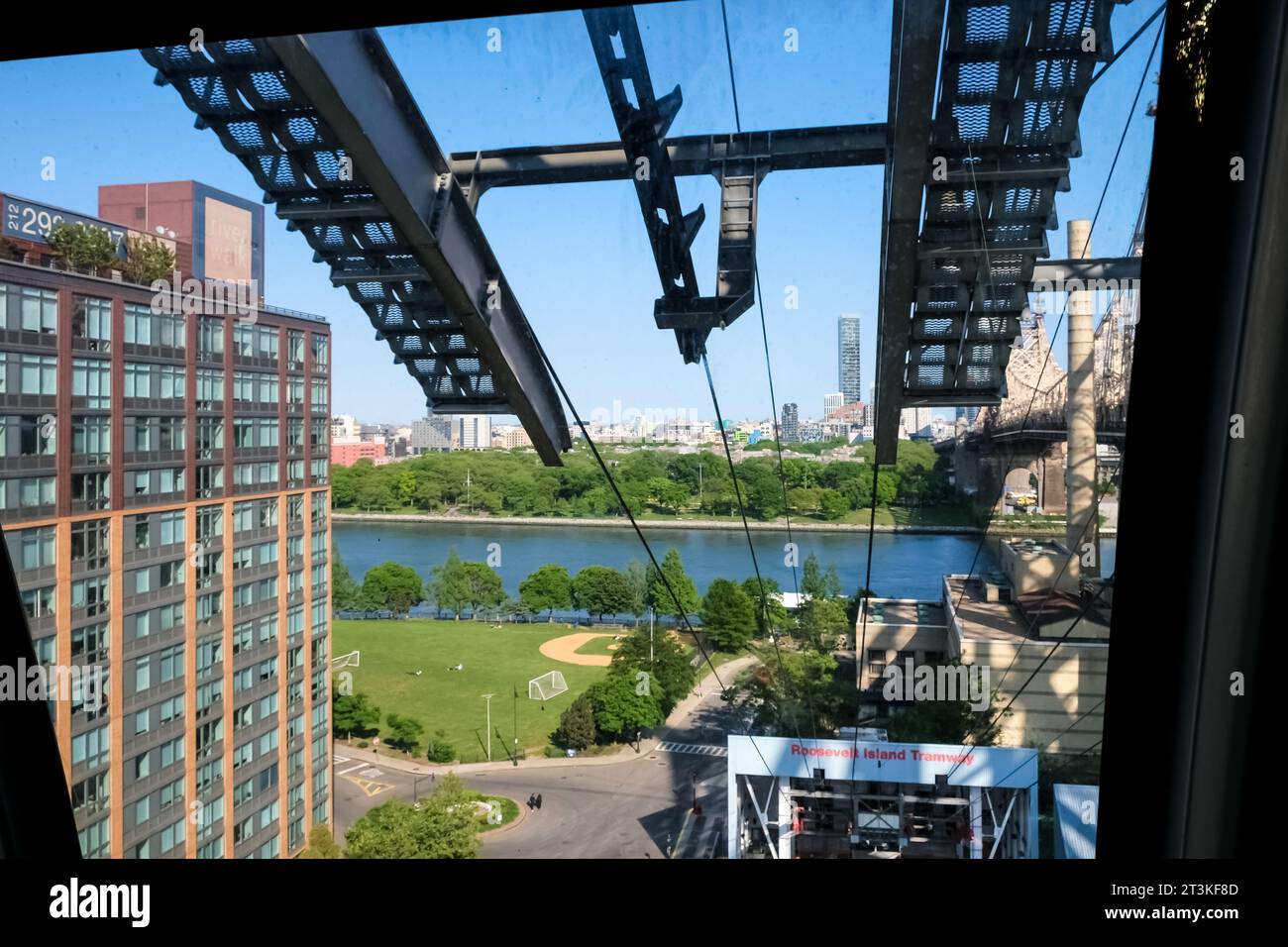 View of the Roosevelt Island Tramway, an aerial tramway in New York ...