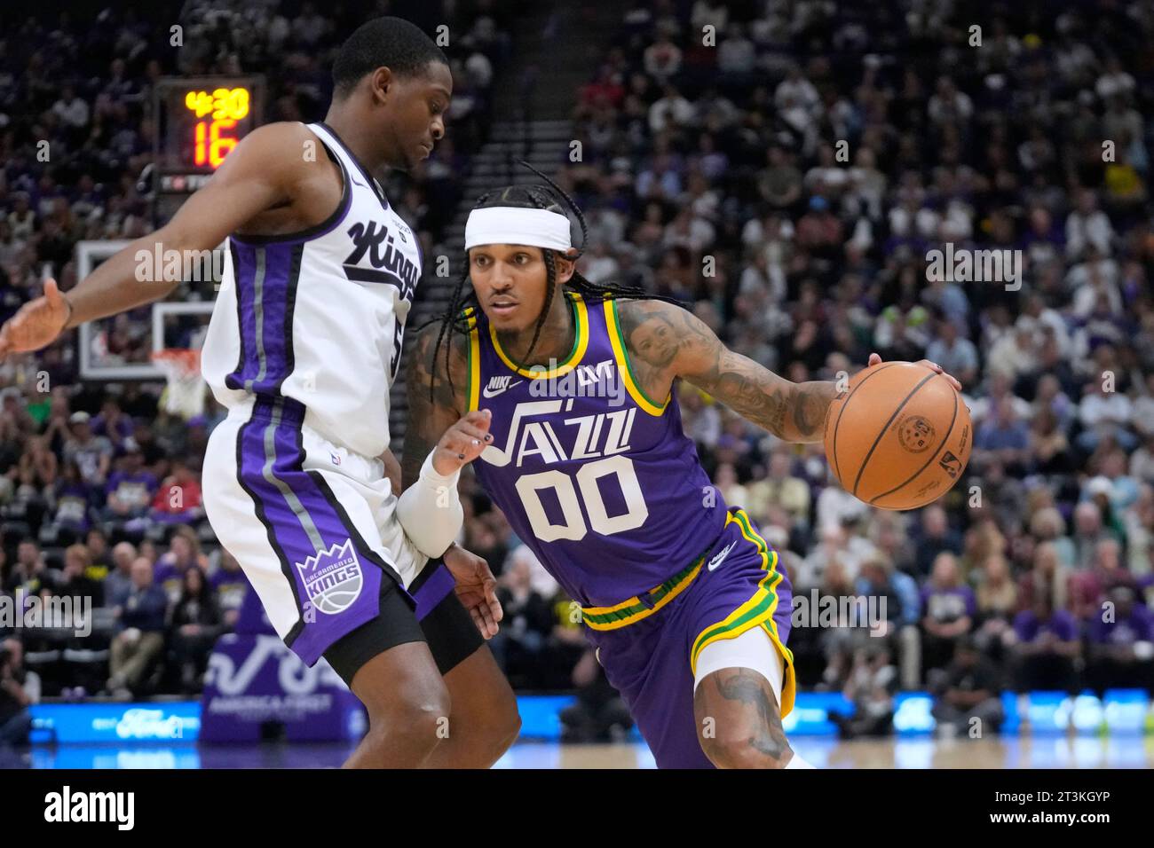 Utah Jazz guard Jordan Clarkson (00) drives as Sacramento Kings guard ...