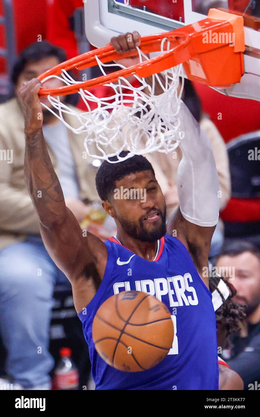 Los Angeles, California, USA. 25th Oct, 2023. Los Angeles Clippers' Paul George #13 dunks ...