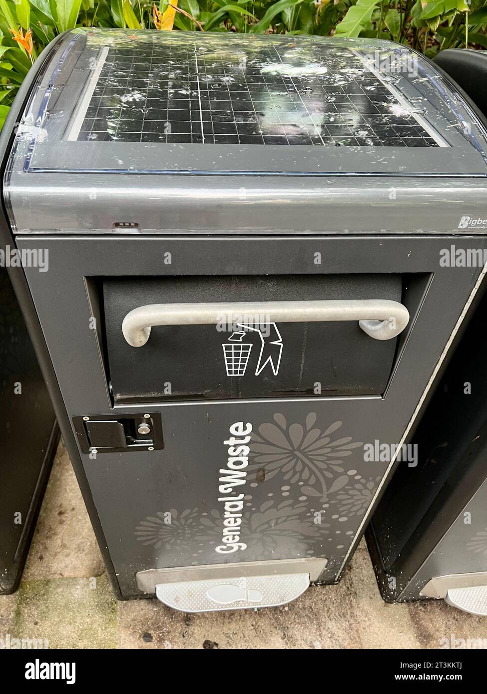 Singapur, Singapore. 03rd Oct, 2023. One of the solar-powered garbage ...