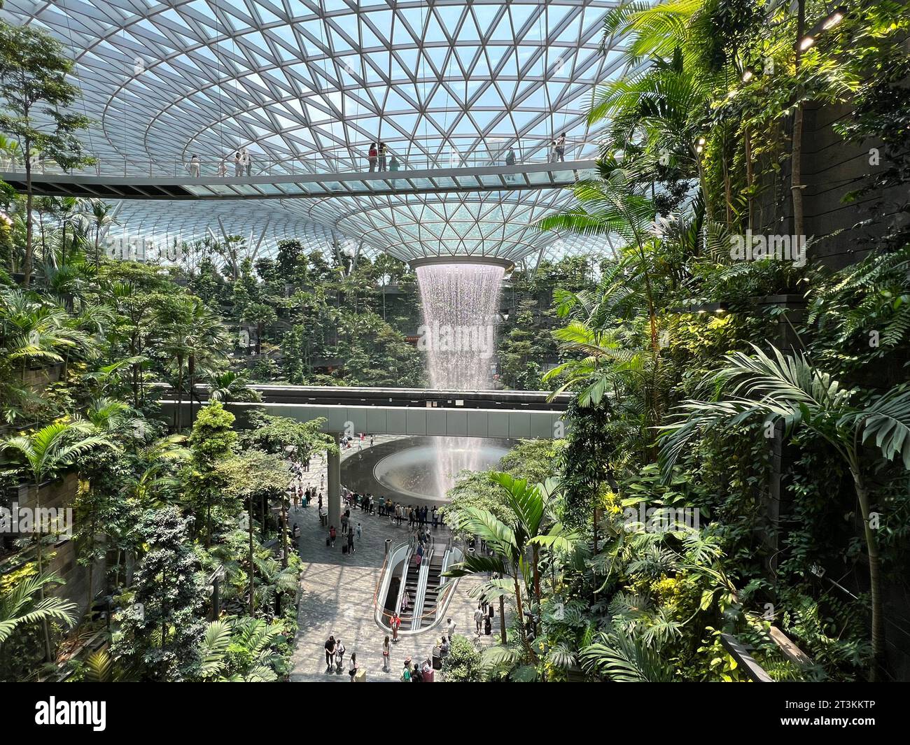 Singapur, Singapore. 04th Oct, 2023. "The Jewel" at Changi Airport, a ...