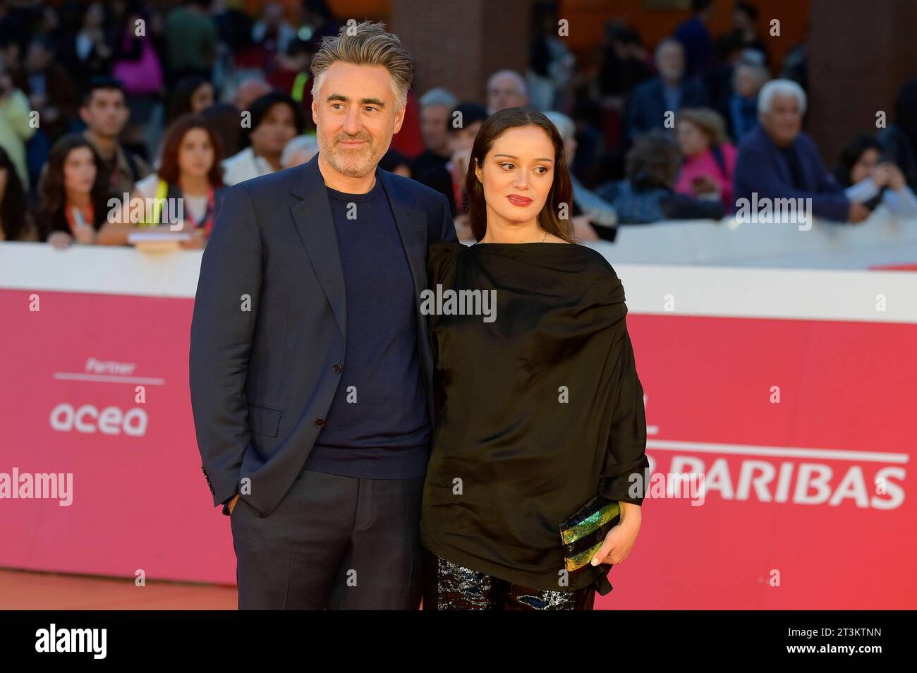 William Oldroyd mit Partnerin bei der Premiere des Kinofilms Eileen auf ...