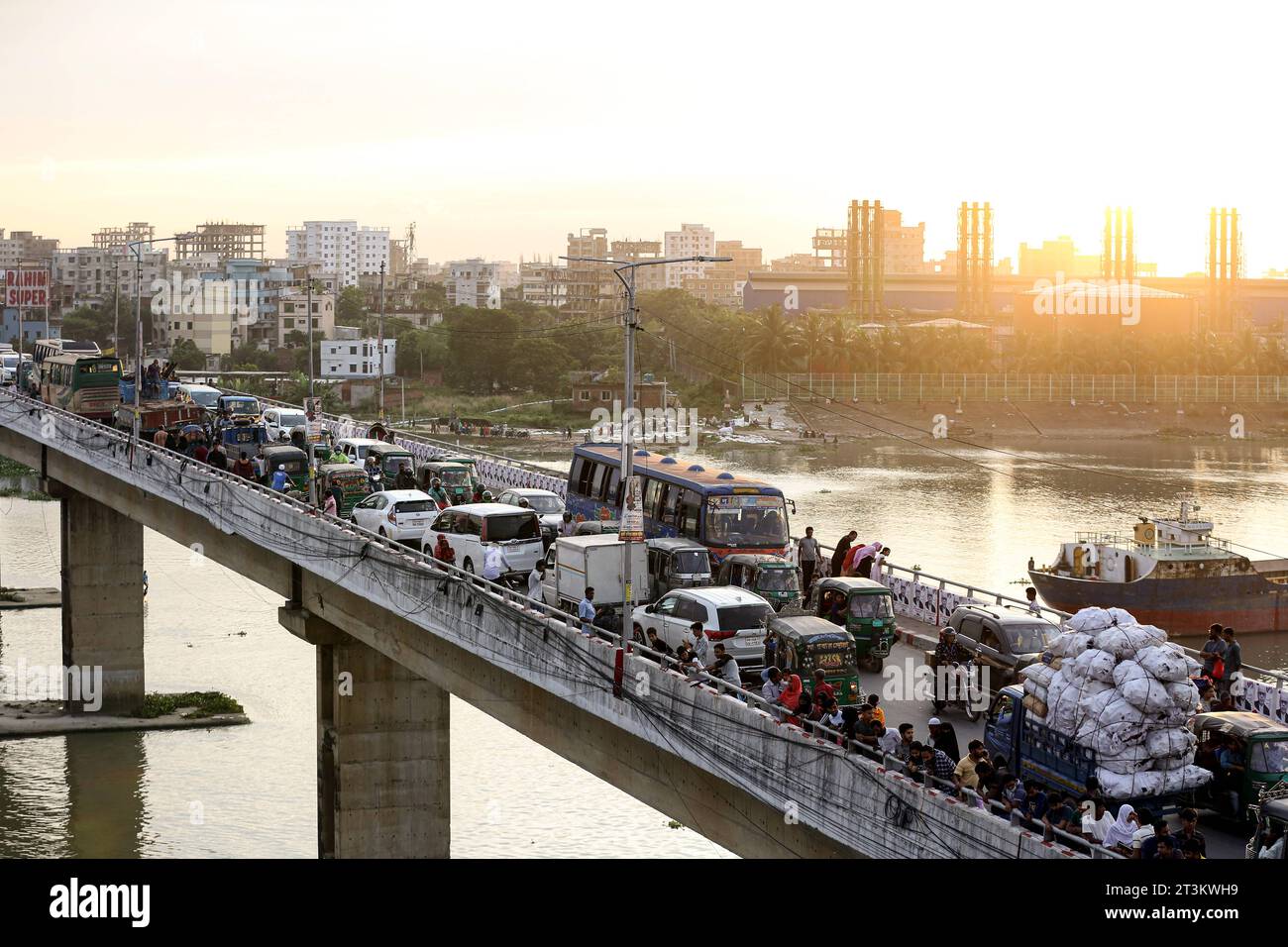 Verkehr in Schrittgeschwindigkeit in Dhaka Vehicles are trapped in a ...