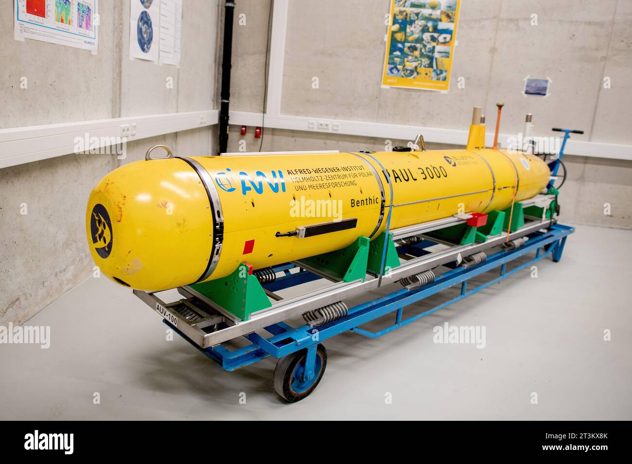 Bremerhaven, Germany. 19th Oct, 2023. An autonomous underwater vehicle ...