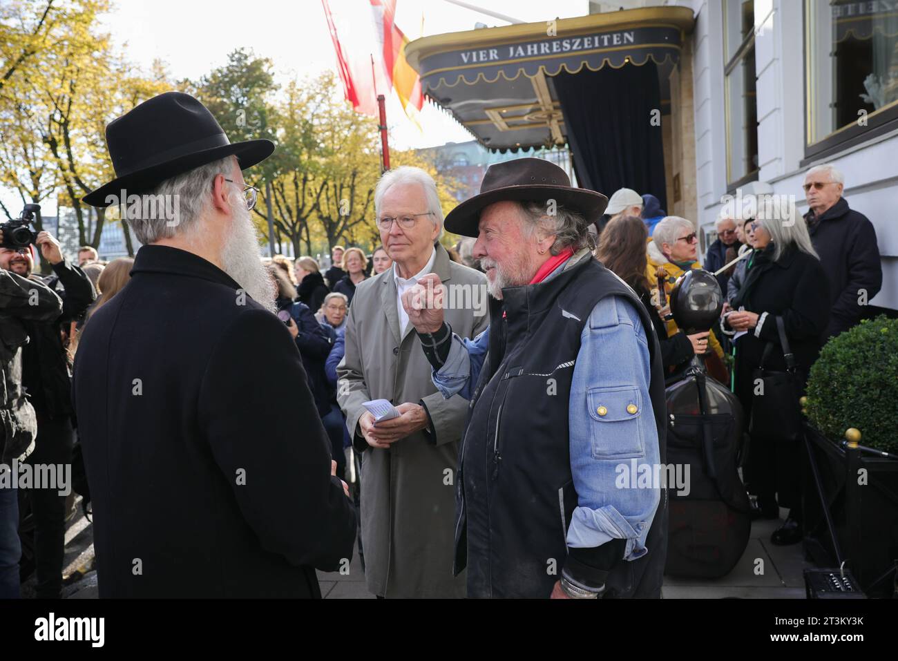 Hamburg, Germany. 25th Oct, 2023. The artist Gunter Demnig (r), Peter ...