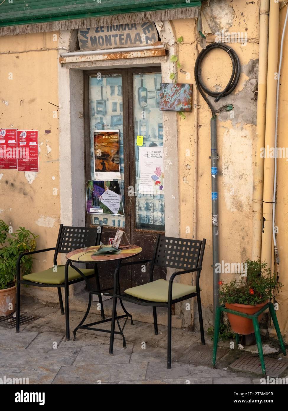 Exterior small restaurant bar hi-res stock photography and images - Alamy